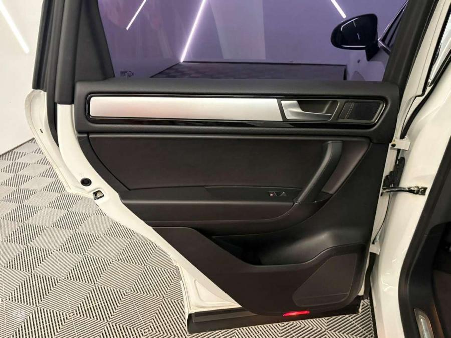 White Volkswagen Touareg 2013 in Marijampole, with an engine capacity of 2.97 L and mileage of 317 thousand km for 12999 €, photo 21 on AUTOMOTO.COM.LV