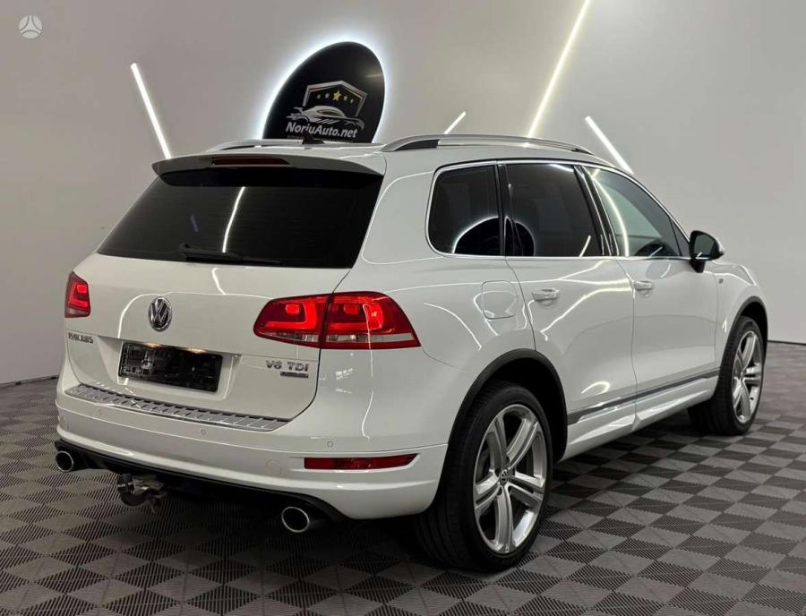 White Volkswagen Touareg 2013 in Marijampole, with an engine capacity of 2.97 L and mileage of 317 thousand km for 12999 €, photo 30 on AUTOMOTO.COM.LV