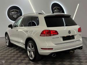 White Volkswagen Touareg 2013 in Marijampole, with an engine capacity of 2.97 L and mileage of 317 thousand km for 12999 €, photo 32 on AUTOMOTO.COM.LV