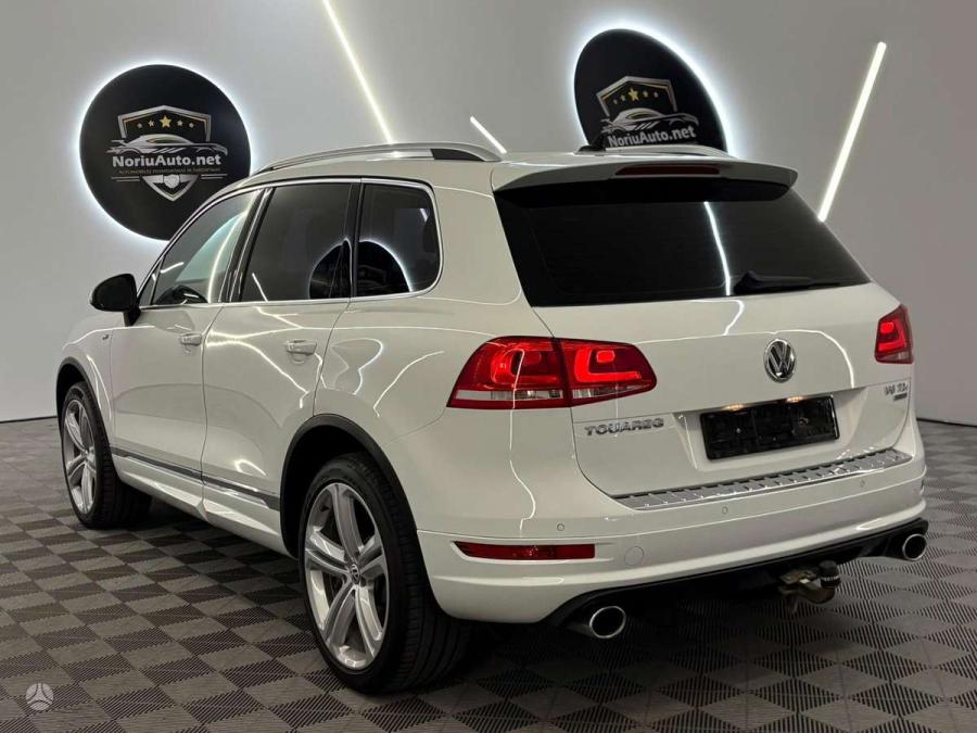 White Volkswagen Touareg 2013 in Marijampole, with an engine capacity of 2.97 L and mileage of 317 thousand km for 12999 €, photo 32 on AUTOMOTO.COM.LV