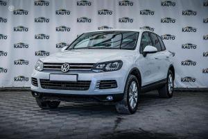 White Volkswagen Touareg 2013 in Kaunas, with an engine capacity of 3.00 L and mileage of 320 thousand km for 12890 €, photo  on AUTOMOTO.COM.LV
