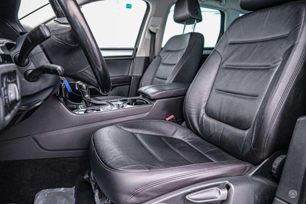 Balts Volkswagen Touareg 2013 Kauņa, ar dzinēja tilpumu 3.00 L un nobraukumu 320 tūkst. km par 12890 €, foto 7 vietnē AUTOMOTO.COM.LV