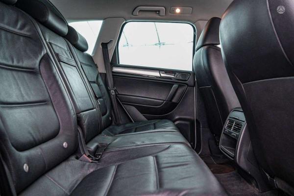Balts Volkswagen Touareg 2013 Kauņa, ar dzinēja tilpumu 3.00 L un nobraukumu 320 tūkst. km par 12890 €, foto 11 vietnē AUTOMOTO.COM.LV