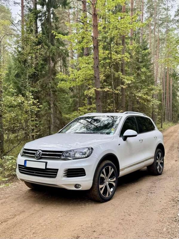 Balts Volkswagen Touareg 2013 Viļņa, ar dzinēja tilpumu 2.97 L un nobraukumu 180 tūkst. km par 13800 €, foto 1 vietnē AUTOMOTO.COM.LV