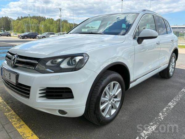 White Volkswagen Touareg 2013 in Riga, with an engine capacity of 3.00 L and mileage of 270 thousand km for 9200 €, photo 3 on AUTOMOTO.COM.LV