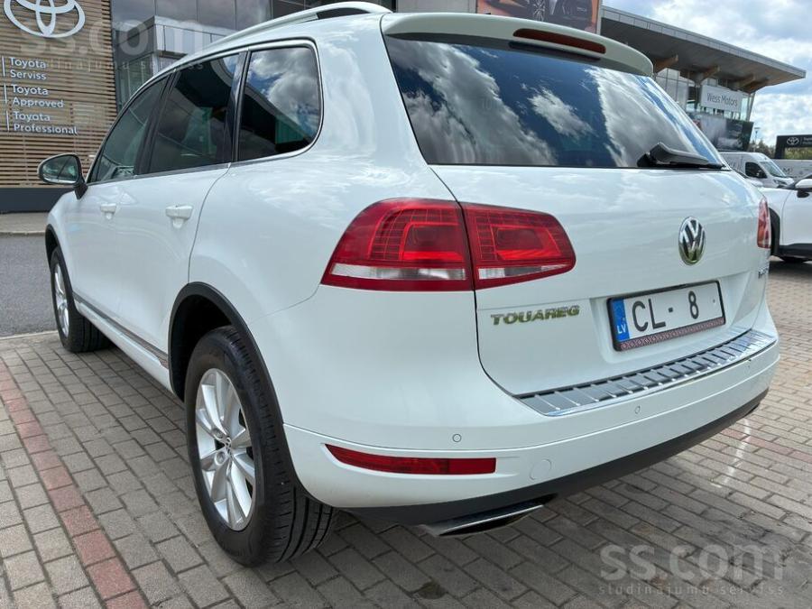 Balts Volkswagen Touareg 2013 Rīga, ar dzinēja tilpumu 3.00 L un nobraukumu 270 tūkst. km par 9200 €, foto 4 vietnē AUTOMOTO.COM.LV
