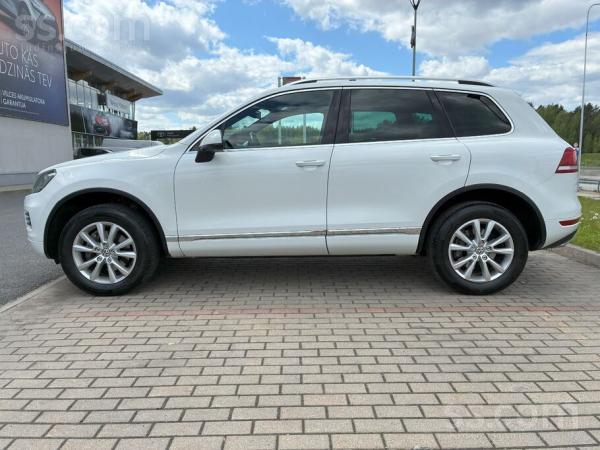 White Volkswagen Touareg 2013 in Riga, with an engine capacity of 3.00 L and mileage of 270 thousand km for 9200 €, photo 6 on AUTOMOTO.COM.LV