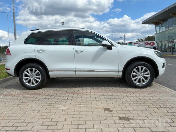 White Volkswagen Touareg 2013 in Riga, with an engine capacity of 3.00 L and mileage of 270 thousand km for 9200 €, photo 7 on AUTOMOTO.COM.LV