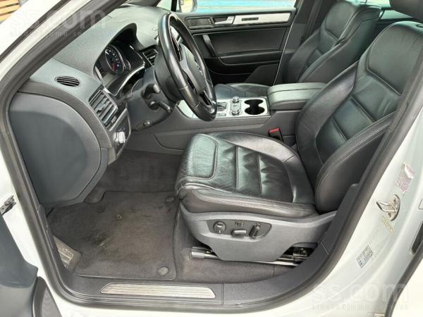 White Volkswagen Touareg 2013 in Riga, with an engine capacity of 3.00 L and mileage of 270 thousand km for 9200 €, photo 8 on AUTOMOTO.COM.LV