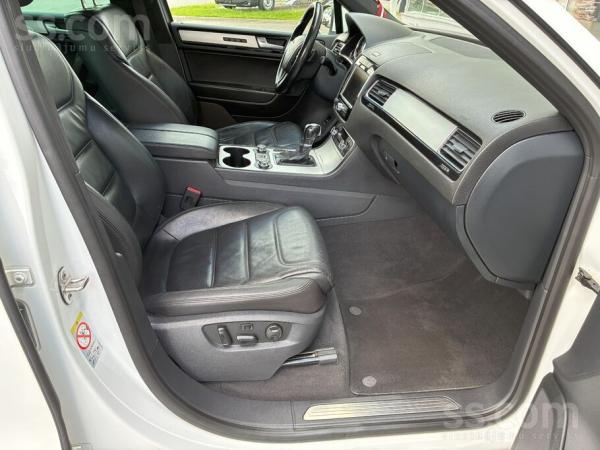 White Volkswagen Touareg 2013 in Riga, with an engine capacity of 3.00 L and mileage of 270 thousand km for 9200 €, photo 9 on AUTOMOTO.COM.LV
