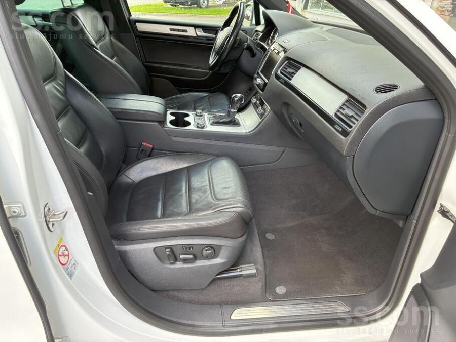 Balts Volkswagen Touareg 2013 Rīga, ar dzinēja tilpumu 3.00 L un nobraukumu 270 tūkst. km par 9200 €, foto 9 vietnē AUTOMOTO.COM.LV