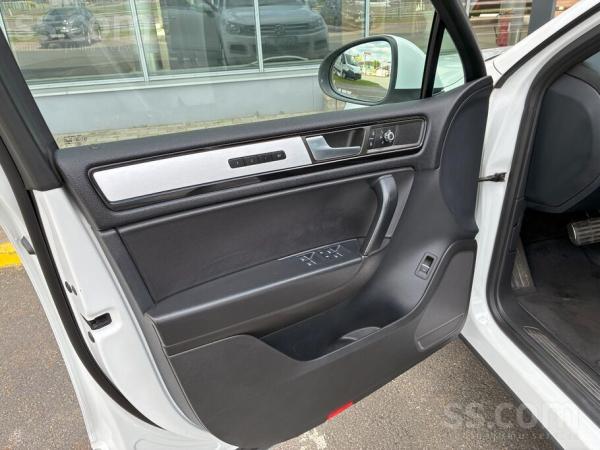 White Volkswagen Touareg 2013 in Riga, with an engine capacity of 3.00 L and mileage of 270 thousand km for 9200 €, photo 10 on AUTOMOTO.COM.LV