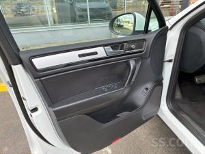 Balts Volkswagen Touareg 2013 Rīga, ar dzinēja tilpumu 3.00 L un nobraukumu 270 tūkst. km par 9200 €, foto 10 vietnē AUTOMOTO.COM.LV