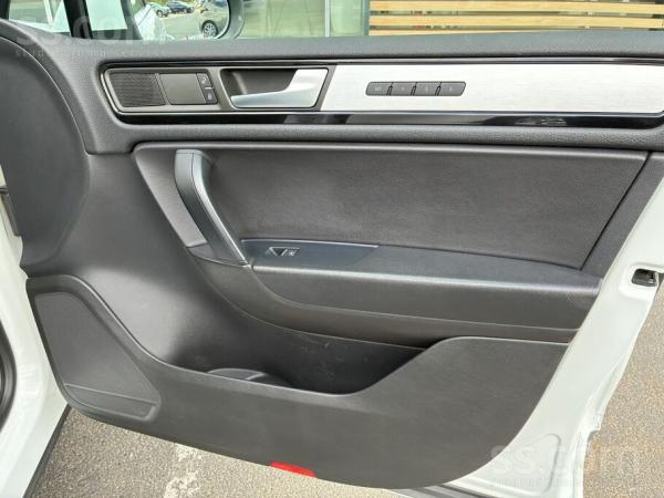 White Volkswagen Touareg 2013 in Riga, with an engine capacity of 3.00 L and mileage of 270 thousand km for 9200 €, photo 11 on AUTOMOTO.COM.LV