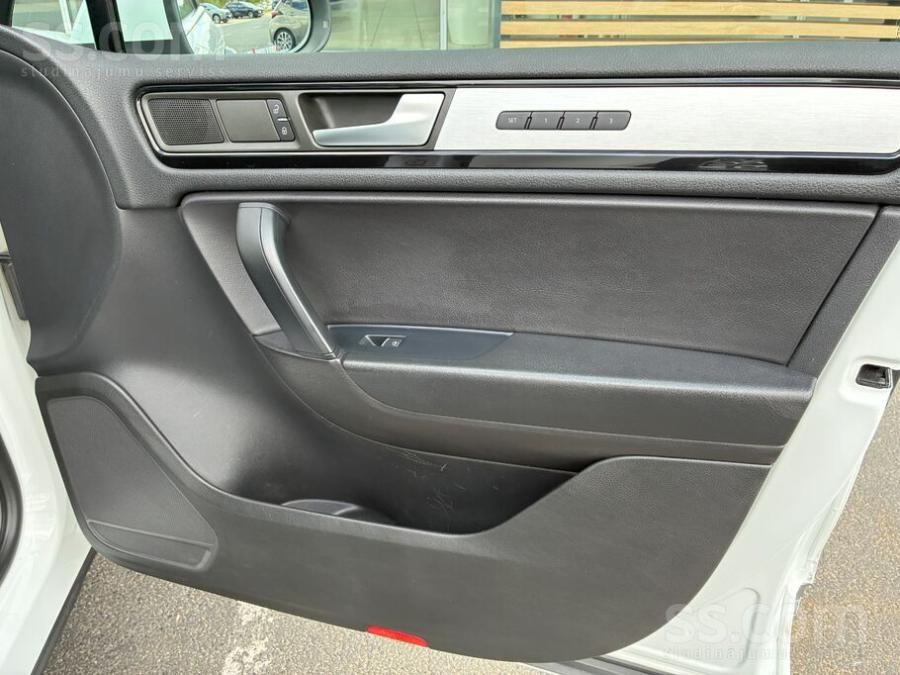 Balts Volkswagen Touareg 2013 Rīga, ar dzinēja tilpumu 3.00 L un nobraukumu 270 tūkst. km par 9200 €, foto 11 vietnē AUTOMOTO.COM.LV