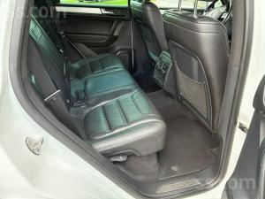 Balts Volkswagen Touareg 2013 Rīga, ar dzinēja tilpumu 3.00 L un nobraukumu 270 tūkst. km par 9200 €, foto 12 vietnē AUTOMOTO.COM.LV