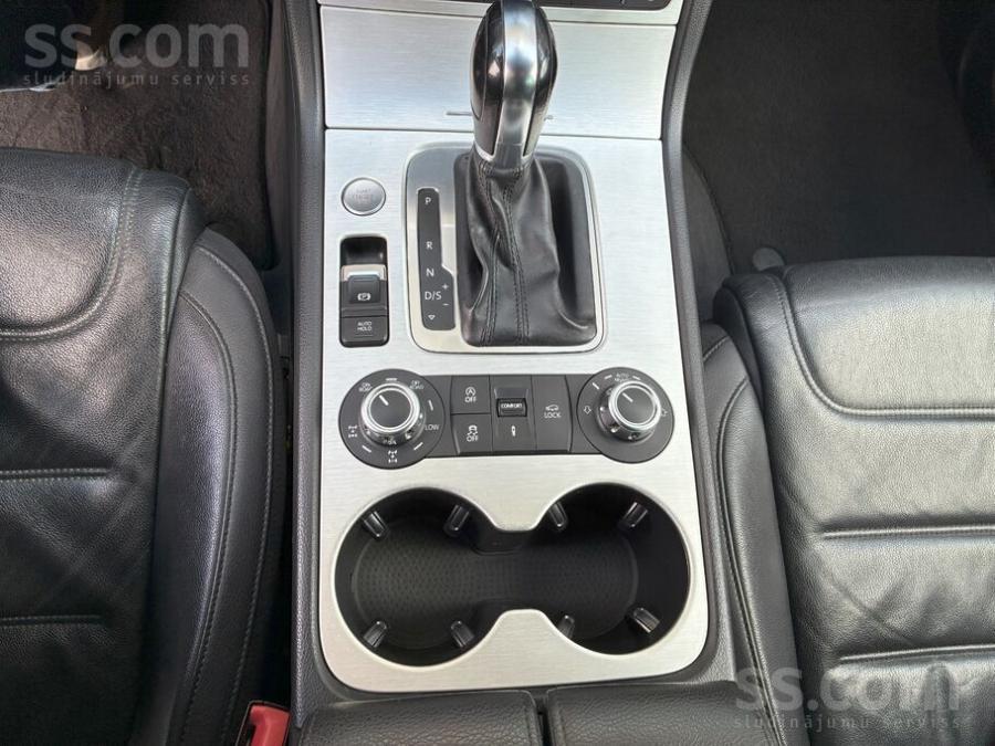 Balts Volkswagen Touareg 2013 Rīga, ar dzinēja tilpumu 3.00 L un nobraukumu 270 tūkst. km par 9200 €, foto 19 vietnē AUTOMOTO.COM.LV