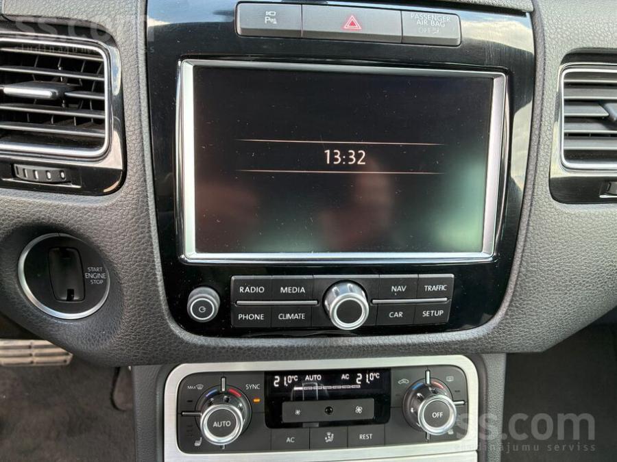 Balts Volkswagen Touareg 2013 Rīga, ar dzinēja tilpumu 3.00 L un nobraukumu 270 tūkst. km par 9200 €, foto 23 vietnē AUTOMOTO.COM.LV