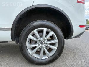 Balts Volkswagen Touareg 2013 Rīga, ar dzinēja tilpumu 3.00 L un nobraukumu 270 tūkst. km par 9200 €, foto 24 vietnē AUTOMOTO.COM.LV