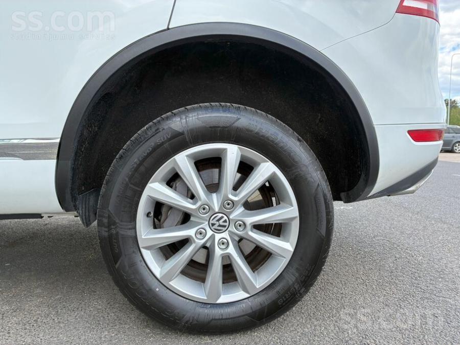 Balts Volkswagen Touareg 2013 Rīga, ar dzinēja tilpumu 3.00 L un nobraukumu 270 tūkst. km par 9200 €, foto 24 vietnē AUTOMOTO.COM.LV