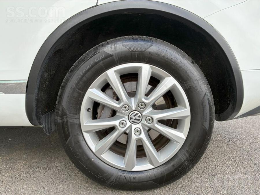 Balts Volkswagen Touareg 2013 Rīga, ar dzinēja tilpumu 3.00 L un nobraukumu 270 tūkst. km par 9200 €, foto 25 vietnē AUTOMOTO.COM.LV