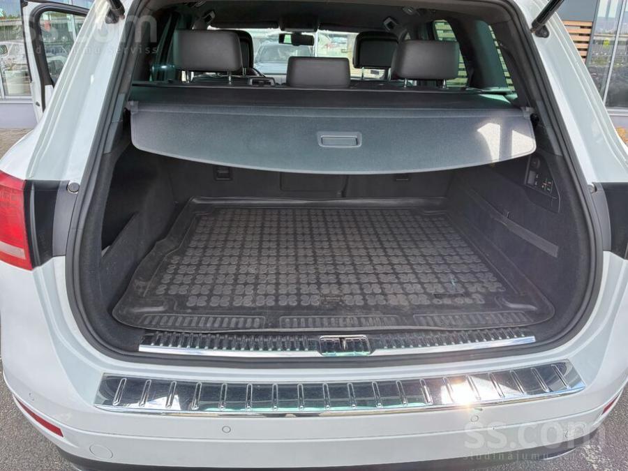 Balts Volkswagen Touareg 2013 Rīga, ar dzinēja tilpumu 3.00 L un nobraukumu 270 tūkst. km par 9200 €, foto 26 vietnē AUTOMOTO.COM.LV