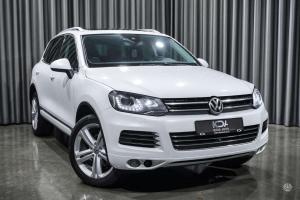 White Volkswagen Touareg 2014 in Marijampole, with an engine capacity of 2.97 L and mileage of 237 thousand km for 14450 €, photo 3 on AUTOMOTO.COM.LV