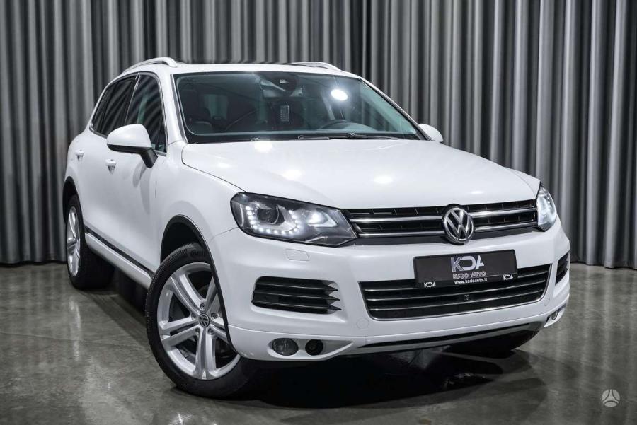 White Volkswagen Touareg 2014 in Marijampole, with an engine capacity of 2.97 L and mileage of 237 thousand km for 14450 €, photo 3 on AUTOMOTO.COM.LV