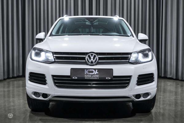 White Volkswagen Touareg 2014 in Marijampole, with an engine capacity of 2.97 L and mileage of 237 thousand km for 14450 €, photo 4 on AUTOMOTO.COM.LV
