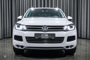 White Volkswagen Touareg 2014 in Marijampole, with an engine capacity of 2.97 L and mileage of 237 thousand km for 14450 €, photo 4 on AUTOMOTO.COM.LV