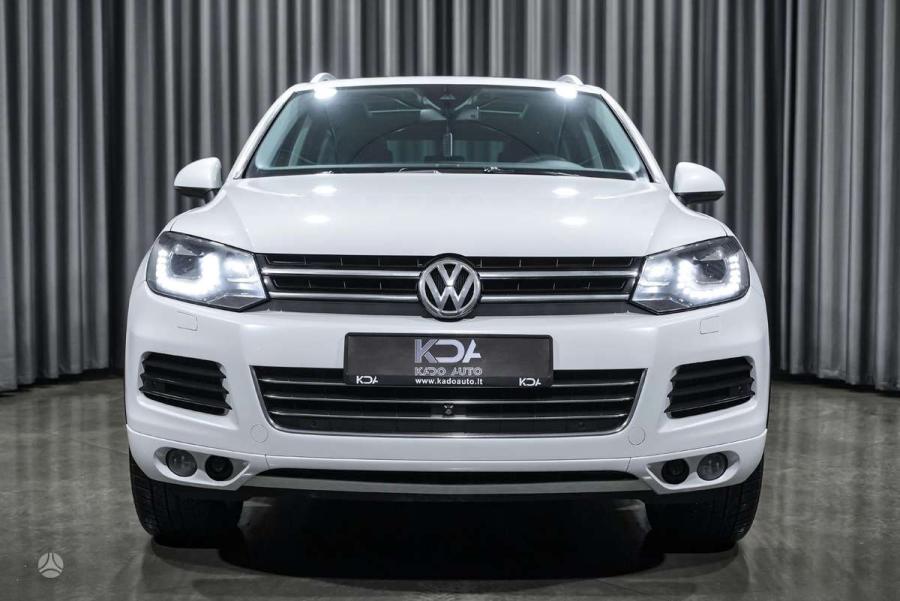 White Volkswagen Touareg 2014 in Marijampole, with an engine capacity of 2.97 L and mileage of 237 thousand km for 14450 €, photo 4 on AUTOMOTO.COM.LV