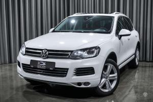 White Volkswagen Touareg 2014 in Marijampole, with an engine capacity of 2.97 L and mileage of 237 thousand km for 14450 €, photo 5 on AUTOMOTO.COM.LV