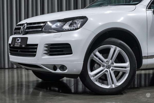 White Volkswagen Touareg 2014 in Marijampole, with an engine capacity of 2.97 L and mileage of 237 thousand km for 14450 €, photo 6 on AUTOMOTO.COM.LV