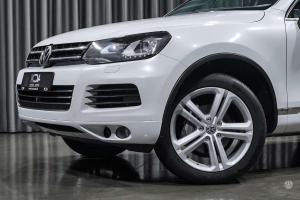 White Volkswagen Touareg 2014 in Marijampole, with an engine capacity of 2.97 L and mileage of 237 thousand km for 14450 €, photo 6 on AUTOMOTO.COM.LV