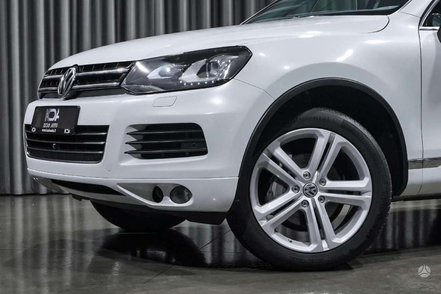 White Volkswagen Touareg 2014 in Marijampole, with an engine capacity of 2.97 L and mileage of 237 thousand km for 14450 €, photo 6 on AUTOMOTO.COM.LV
