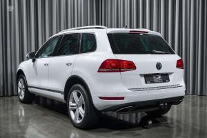 White Volkswagen Touareg 2014 in Marijampole, with an engine capacity of 2.97 L and mileage of 237 thousand km for 14450 €, photo 8 on AUTOMOTO.COM.LV
