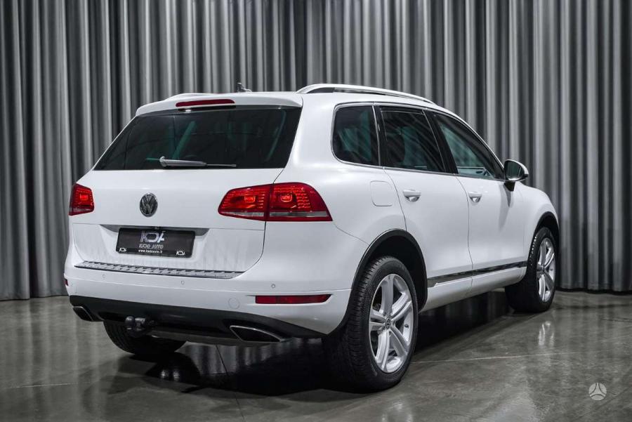 White Volkswagen Touareg 2014 in Marijampole, with an engine capacity of 2.97 L and mileage of 237 thousand km for 14450 €, photo 9 on AUTOMOTO.COM.LV