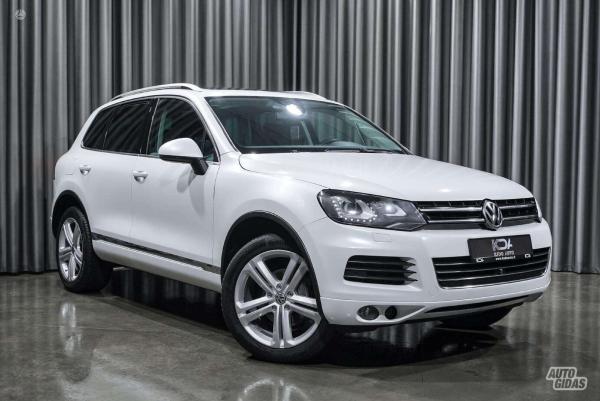 White Volkswagen Touareg 2014 in Marijampole, with an engine capacity of 3.00 L and mileage of 237 thousand km for 14450 €, photo 1 on AUTOMOTO.COM.LV