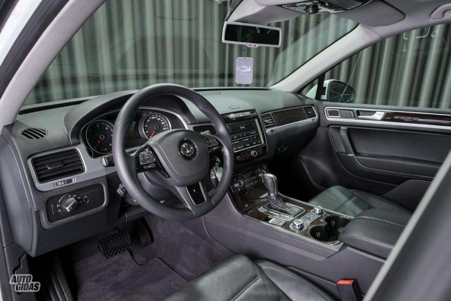 Balts Volkswagen Touareg 2014 Marijampole, ar dzinēja tilpumu 3.00 L un nobraukumu 237 tūkst. km par 14450 €, foto 15 vietnē AUTOMOTO.COM.LV