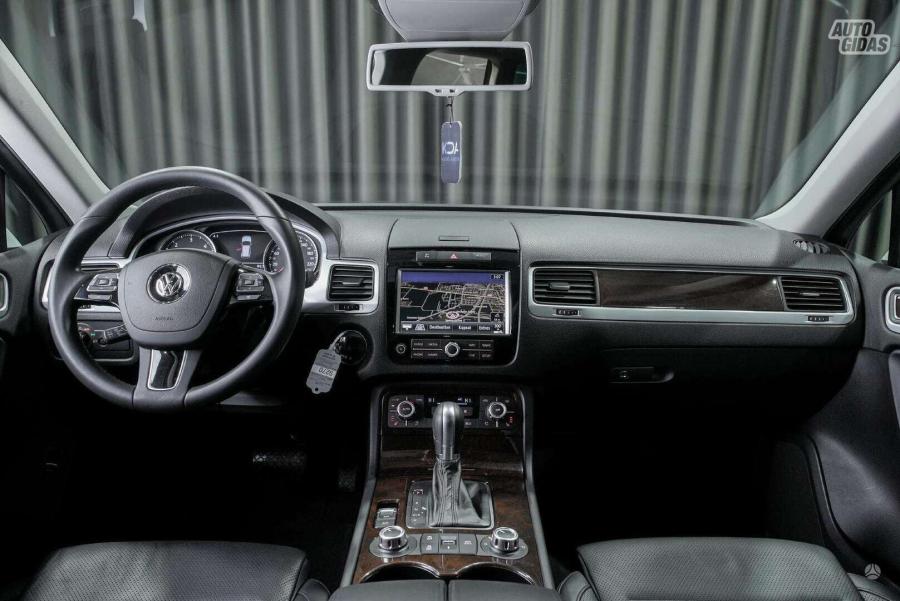 Balts Volkswagen Touareg 2014 Marijampole, ar dzinēja tilpumu 3.00 L un nobraukumu 237 tūkst. km par 14450 €, foto 16 vietnē AUTOMOTO.COM.LV