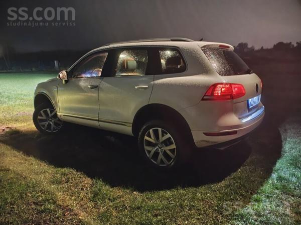 White Volkswagen Touareg 2014 in Riga, with an engine capacity of 3.00 L and mileage of 270 thousand km for 13500 €, photo 1 on AUTOMOTO.COM.LV