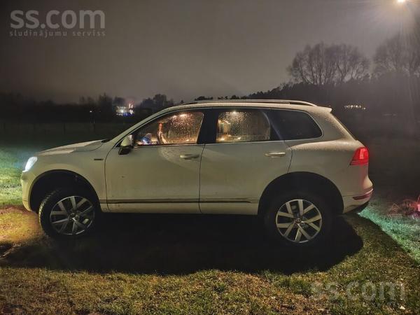 White Volkswagen Touareg 2014 in Riga, with an engine capacity of 3.00 L and mileage of 270 thousand km for 13500 €, photo 6 on AUTOMOTO.COM.LV
