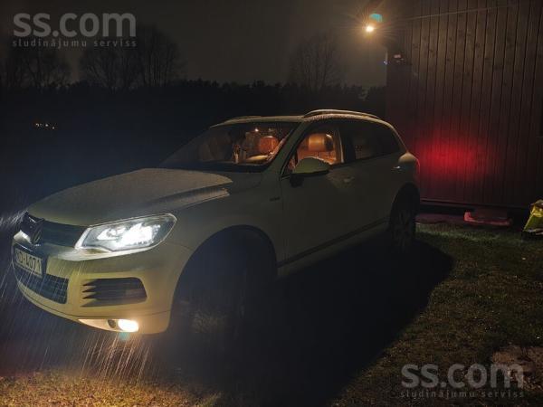 White Volkswagen Touareg 2014 in Riga, with an engine capacity of 3.00 L and mileage of 270 thousand km for 13500 €, photo 7 on AUTOMOTO.COM.LV