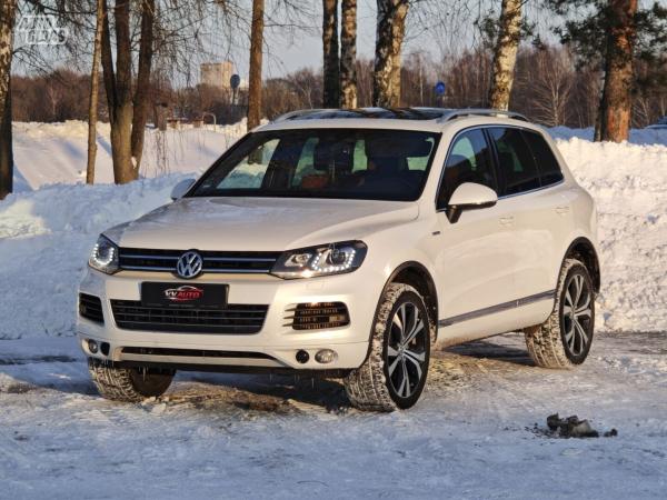White Volkswagen Touareg 2014 in Vilnius, with an engine capacity of 3.00 L and mileage of 298 thousand km for 13299 €, photo 1 on AUTOMOTO.COM.LV