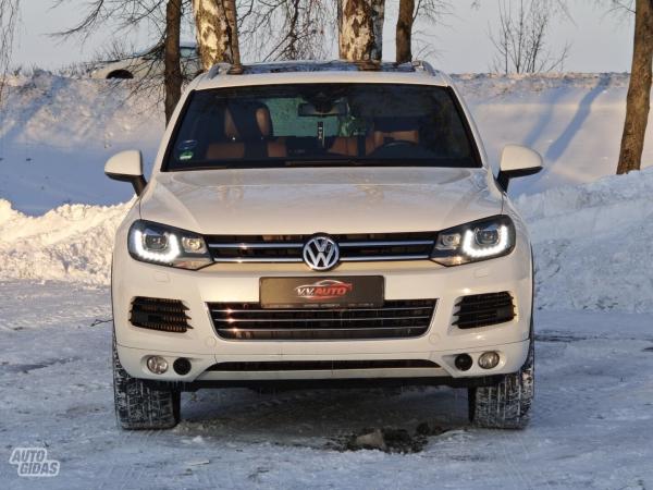 White Volkswagen Touareg 2014 in Vilnius, with an engine capacity of 3.00 L and mileage of 298 thousand km for 13299 €, photo 3 on AUTOMOTO.COM.LV