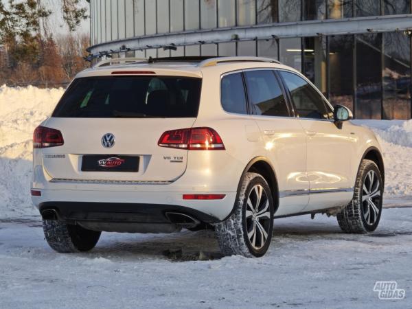 White Volkswagen Touareg 2014 in Vilnius, with an engine capacity of 3.00 L and mileage of 298 thousand km for 13299 €, photo 4 on AUTOMOTO.COM.LV