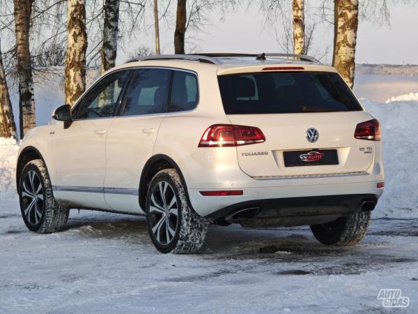 White Volkswagen Touareg 2014 in Vilnius, with an engine capacity of 3.00 L and mileage of 298 thousand km for 13299 €, photo 5 on AUTOMOTO.COM.LV