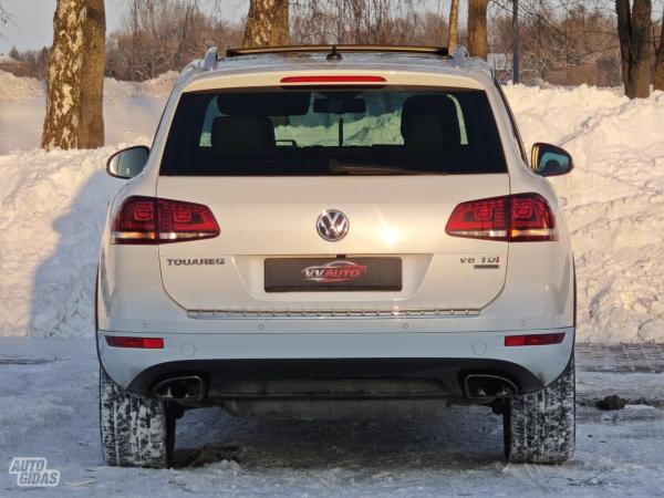 White Volkswagen Touareg 2014 in Vilnius, with an engine capacity of 3.00 L and mileage of 298 thousand km for 13299 €, photo 6 on AUTOMOTO.COM.LV
