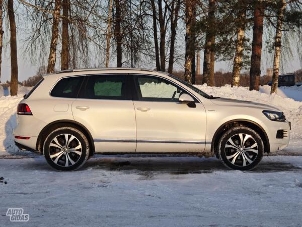 White Volkswagen Touareg 2014 in Vilnius, with an engine capacity of 3.00 L and mileage of 298 thousand km for 13299 €, photo 7 on AUTOMOTO.COM.LV