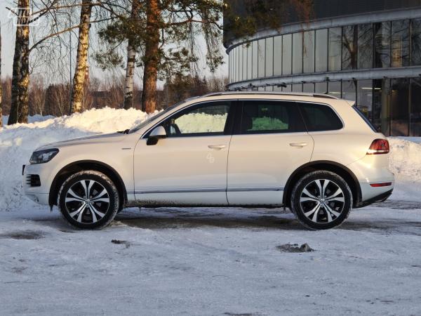 White Volkswagen Touareg 2014 in Vilnius, with an engine capacity of 3.00 L and mileage of 298 thousand km for 13299 €, photo 8 on AUTOMOTO.COM.LV
